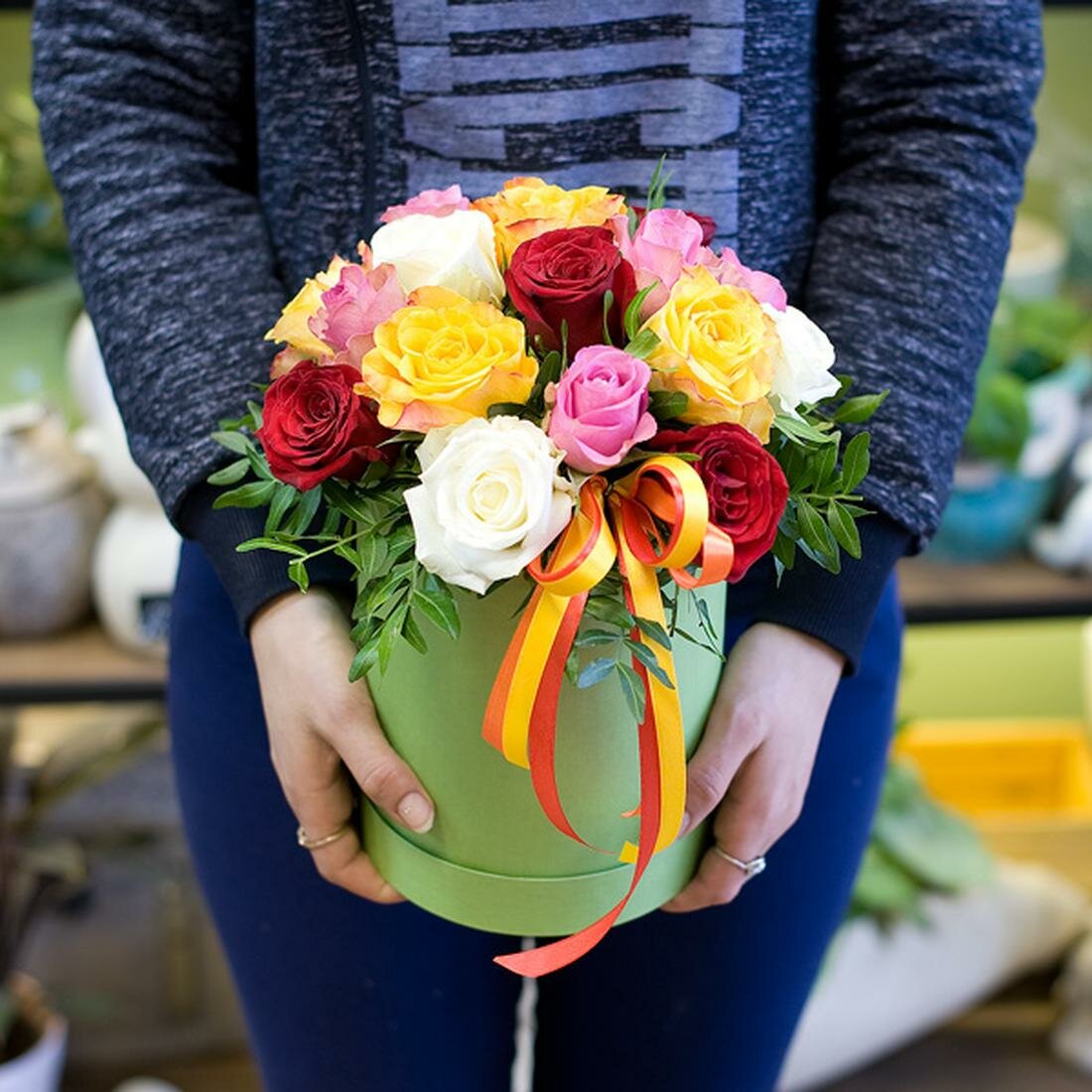 Композиция Charlotte "Розы в шляпной коробке", 17 роз, разноцветные, в коробке