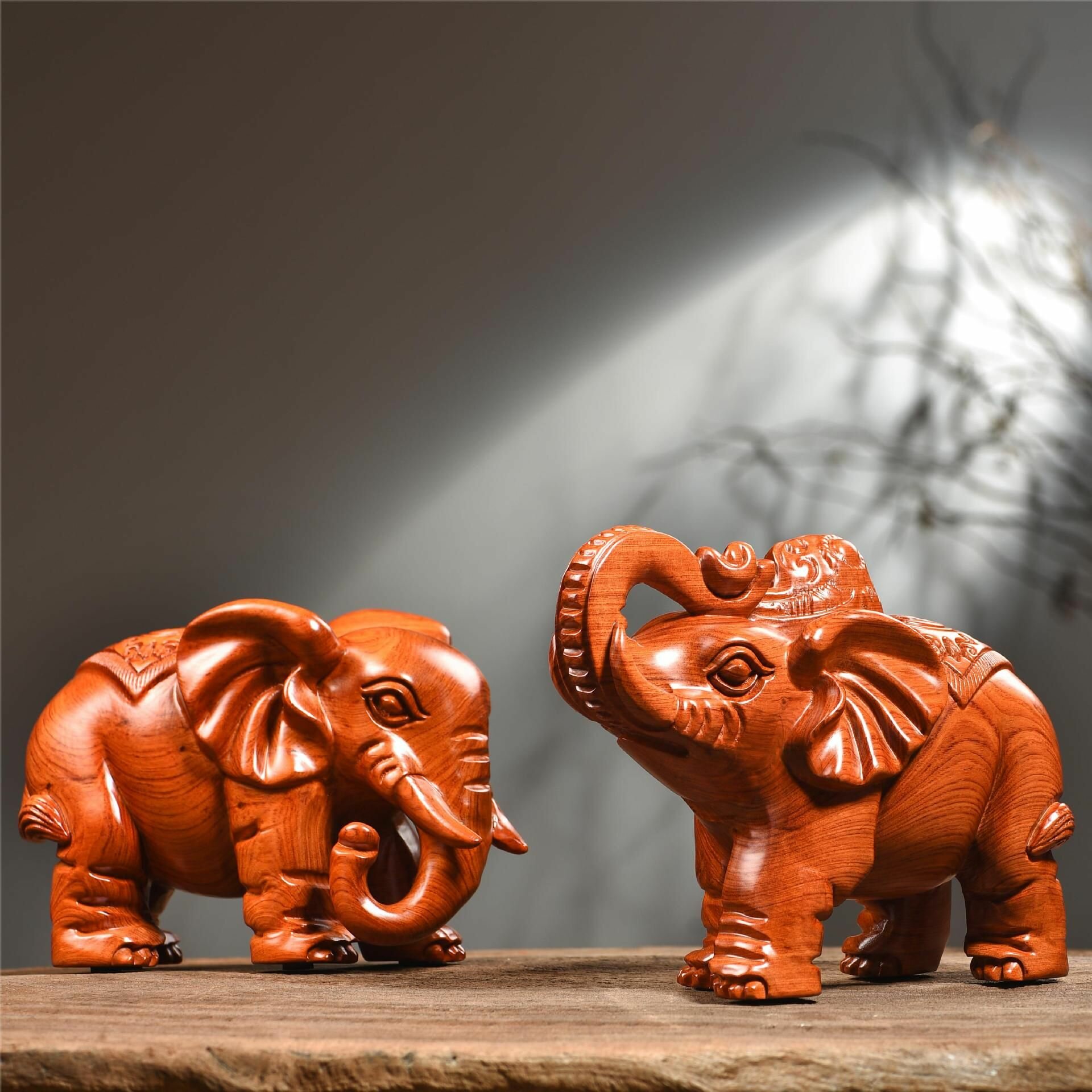 Пара статуэток с резьбой по дереву и украшениями в виде слонов