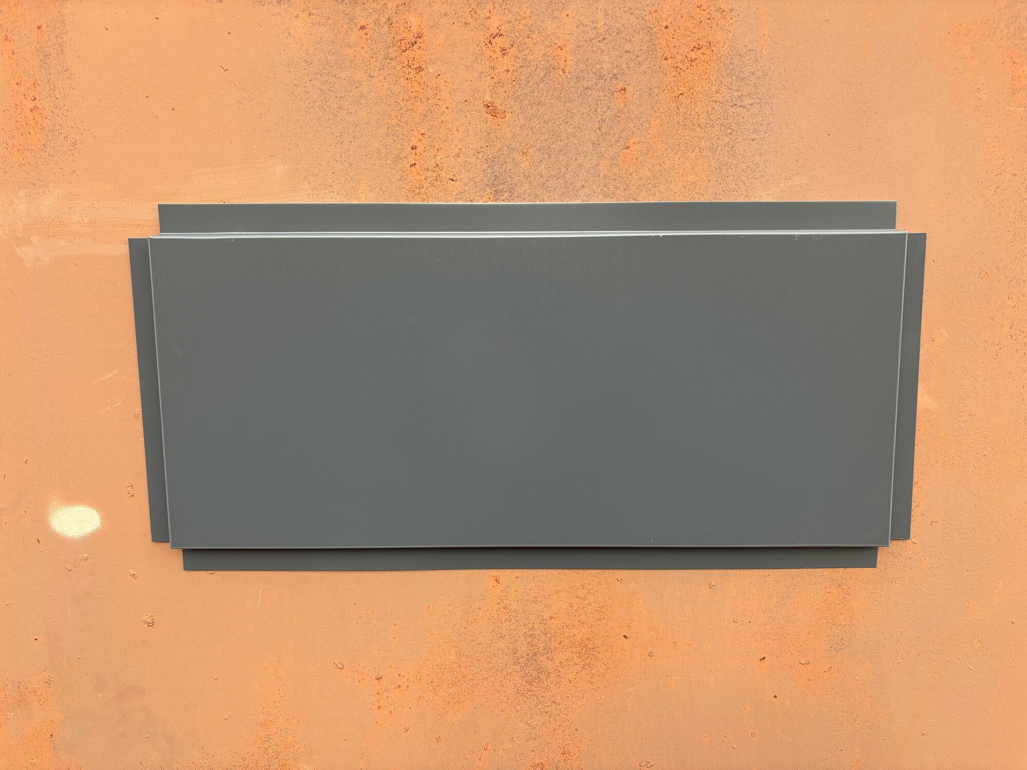 Фасадная кассета открытого типа "RAL 7024", полиэстер, металл 0,7, 590х280х19 мм в упаковке 5шт.