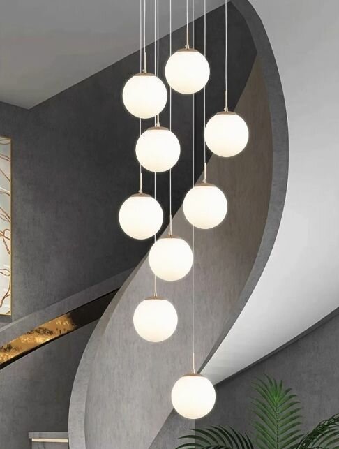 Длинная люстра на лестничной клетке