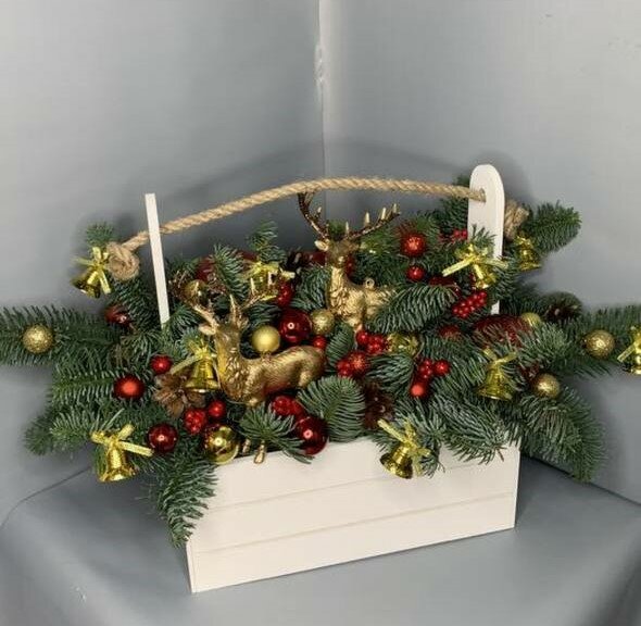 Подарок на рождество, зимняя композиция из натурального нобилиса в деревянном ящике с сувениром олень, декор на новый год