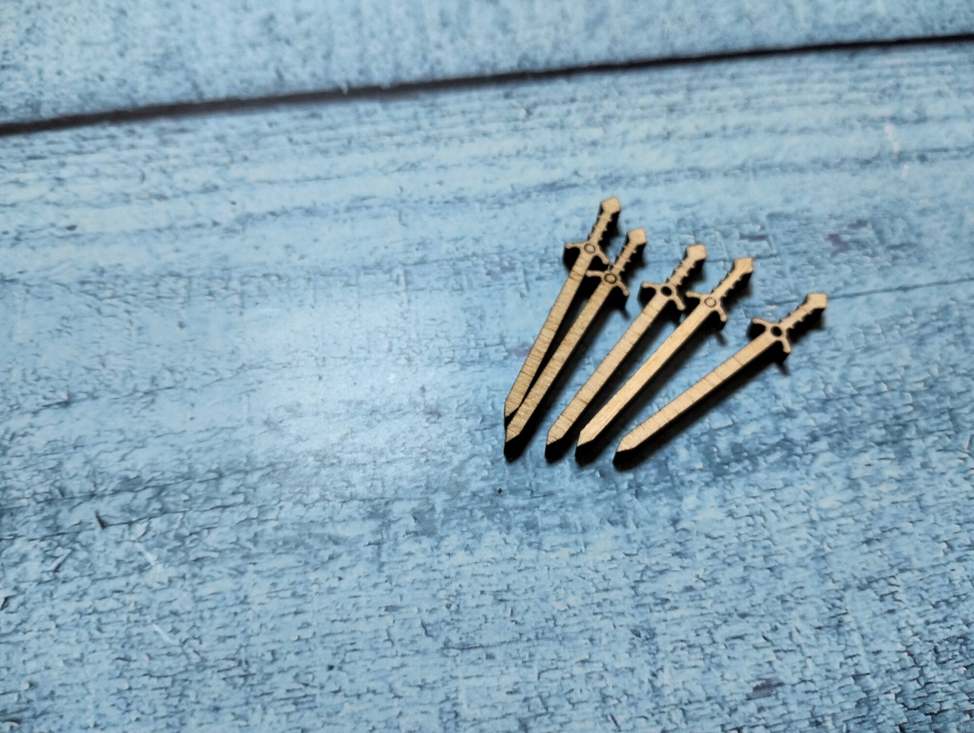 Набор деревянных длинных мечей для декорирования и кукол - 5 штук