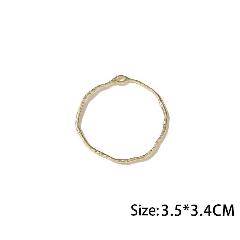 10 золотых ажурных подвесок из сплава 8