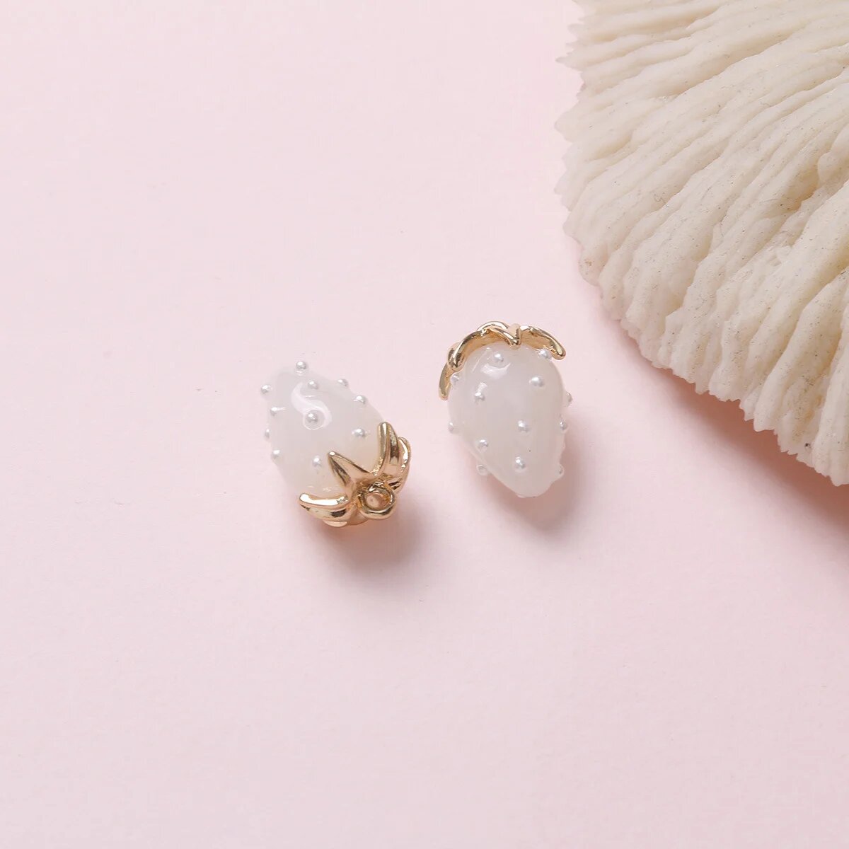 Акриловые подвески "Маленькая клубника в горошек" Белый, 2-13x20mm 1pc