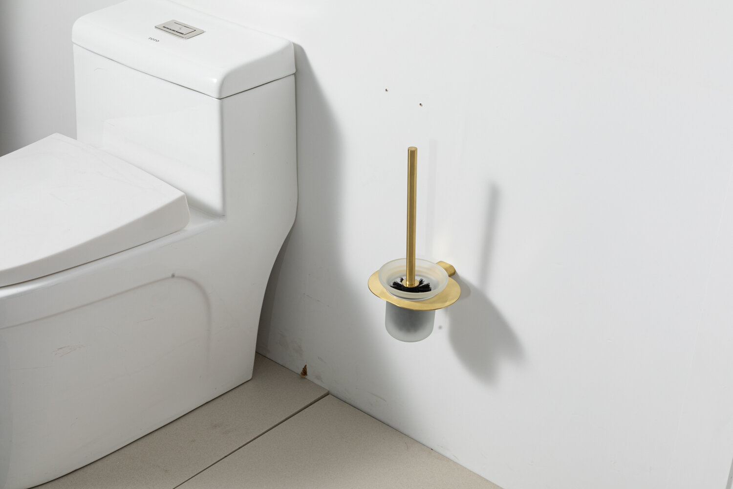 Ёршик для унитаза навесной Gappo G30910-3 металл/стекло, цвет сатиновое золото