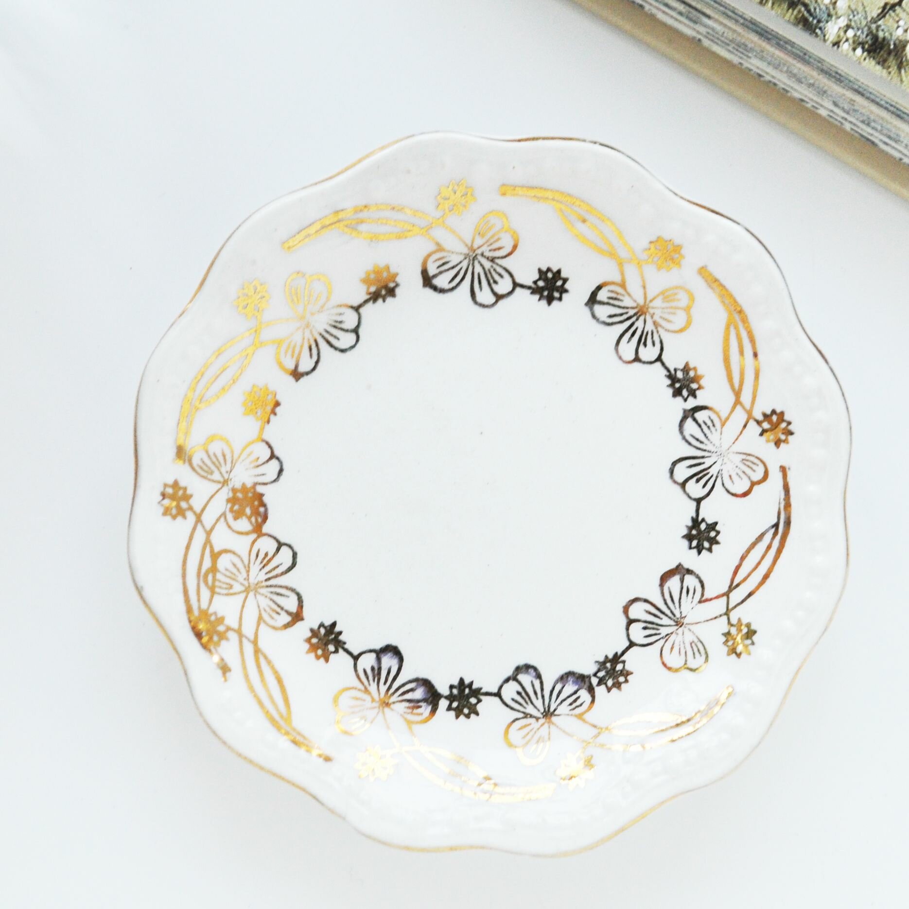 Винтажное миниатюрное блюдце "Цветочный ободок". Фарфор, деколь. Англия, вторая половина ХХ века.
