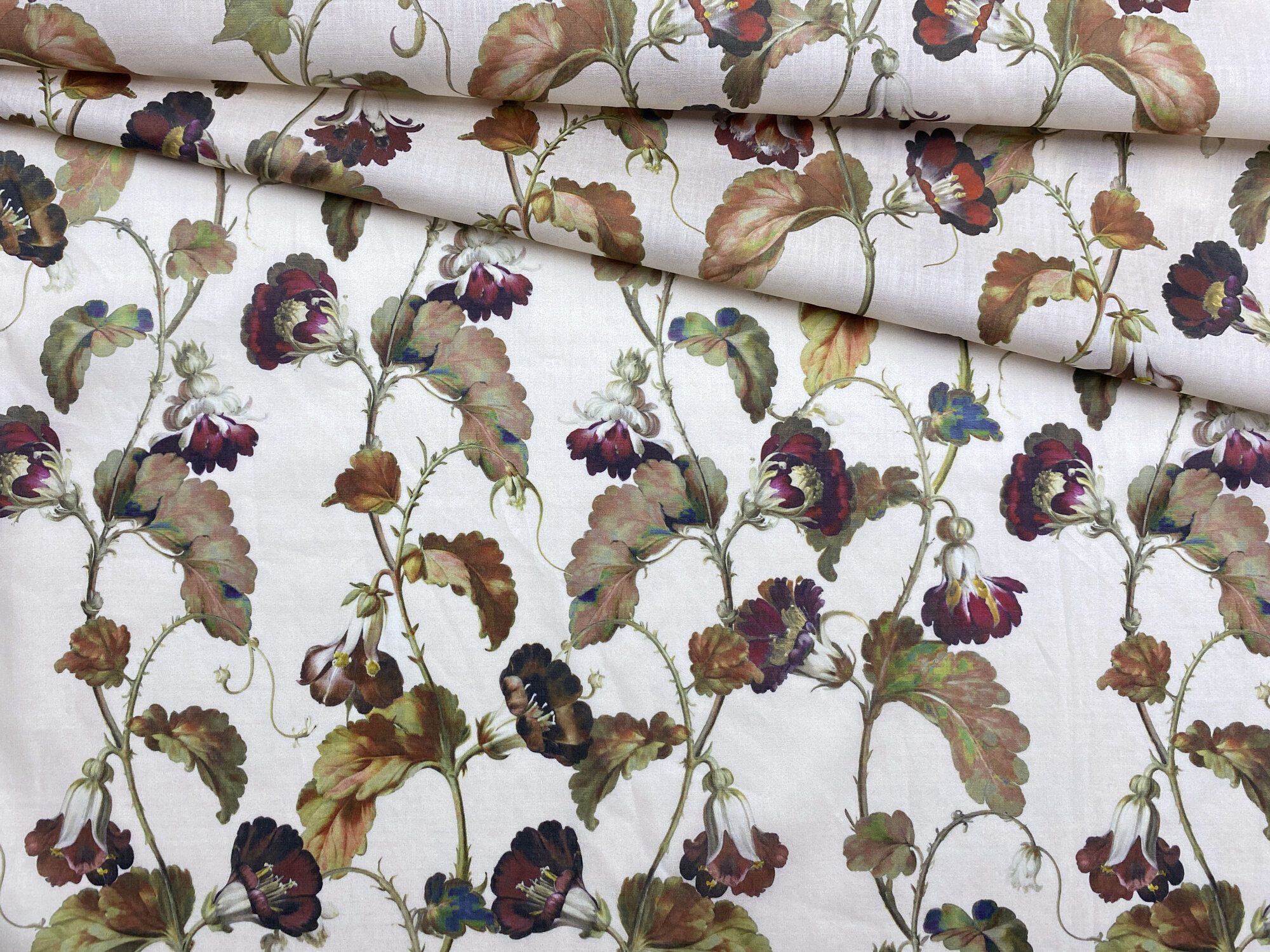 Ткань Батист бежевого цвета с принтом веточки, бордовыми цветами 14175