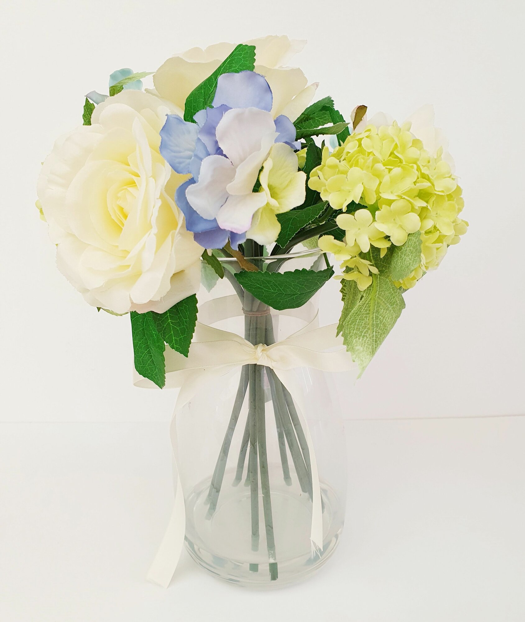 Декоративный букет цветов "Розы и гортензии" H-35см. в стеклянной вазе.