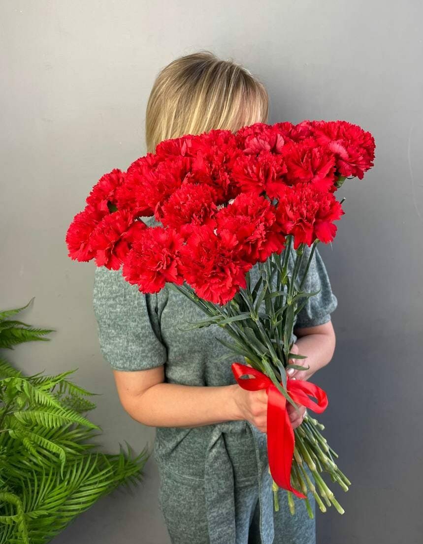 Букет гвоздики красные 30шт, высота 50см, оформление под ленту/ траурный букет живых цветов