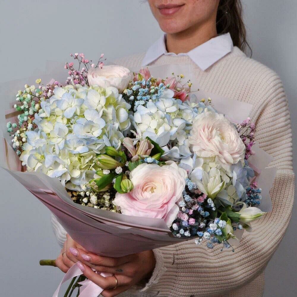 Букет живых цветов голубая гортензия и ранункулюсы "Весенняя капель"