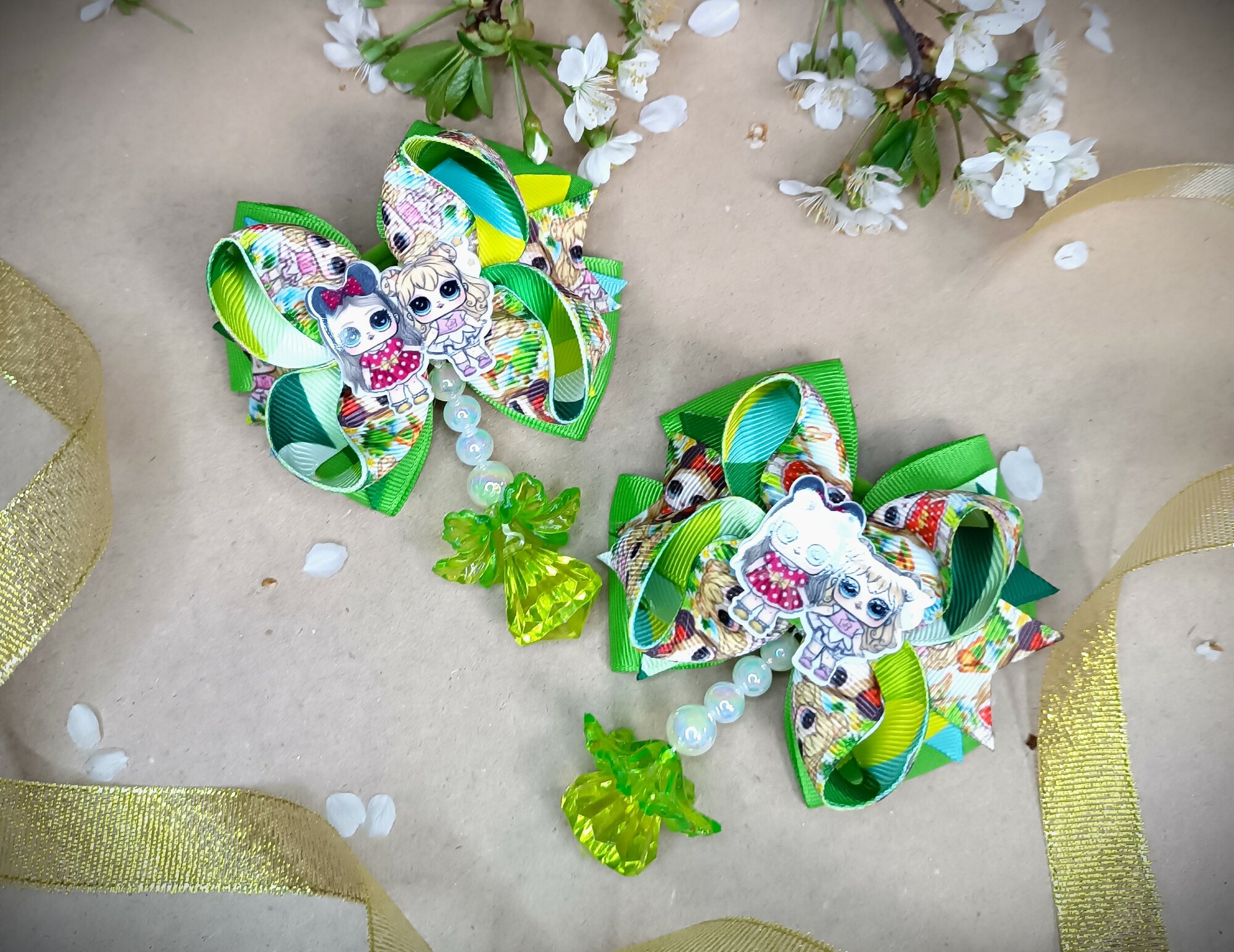 Бантики из лент ручной работы "Куклы" на резинках, с подвесками. Набор из 2 шт