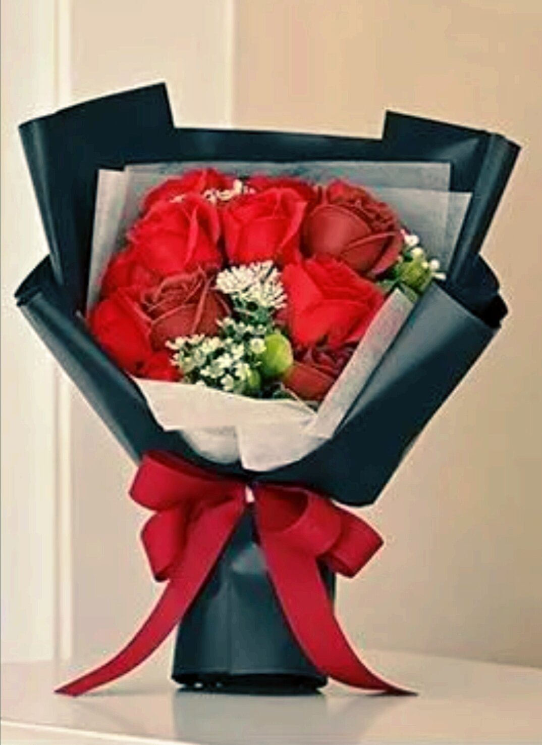 Букет из мыльных роз "Черное энд красное", цвет красный, высота 30см