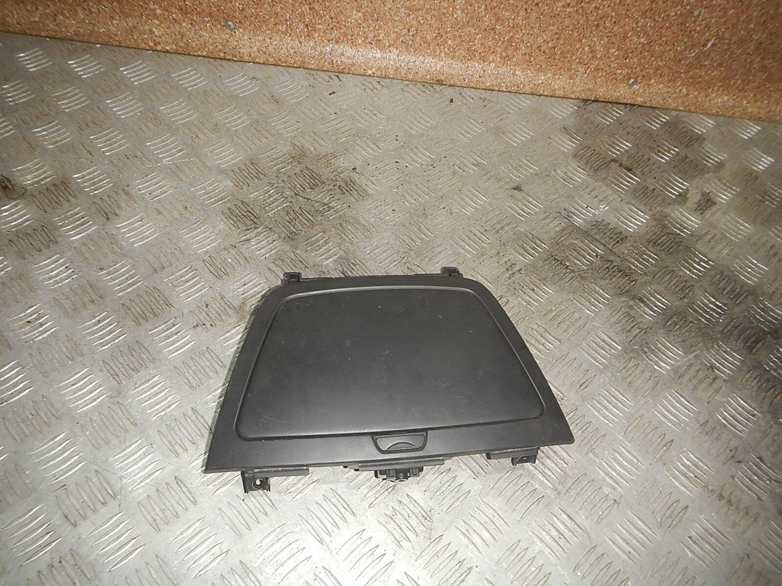 Б/У Бардачок, Hyundai (Хендэ)-ELANTRA (06-11) HYUNDAI ELANTRA (06-11) Верхний. Царапины. 320322 Hyundai-KIA арт. 847702H000