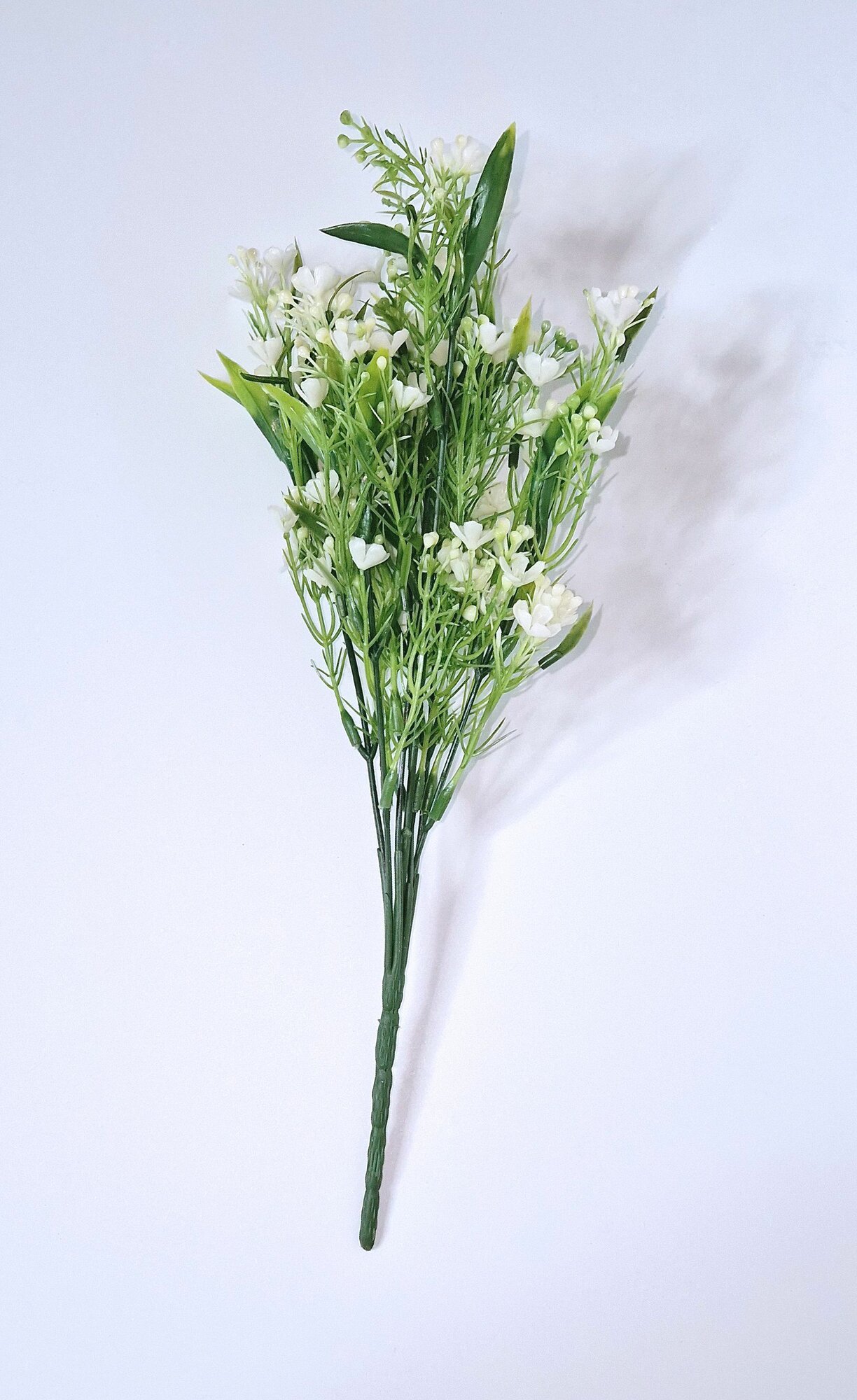 Искусственные цветы нежные белые, пластиковые, высота 34 см.