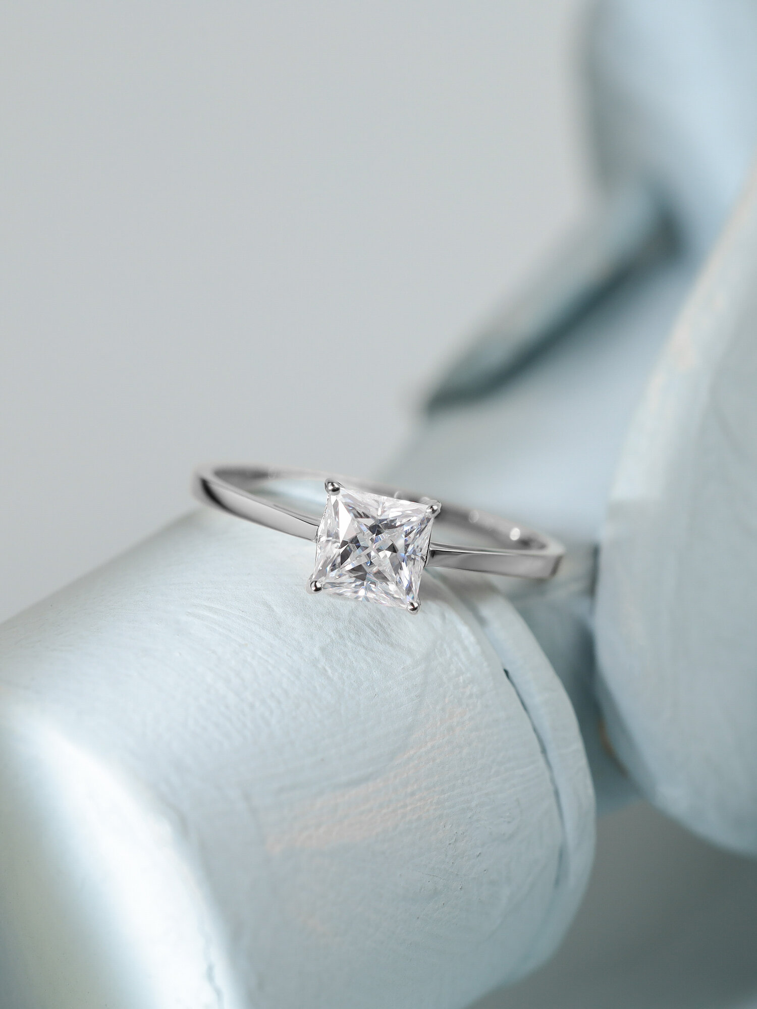 Кольцо тонкое, белое золото, 750 проба, муассанит