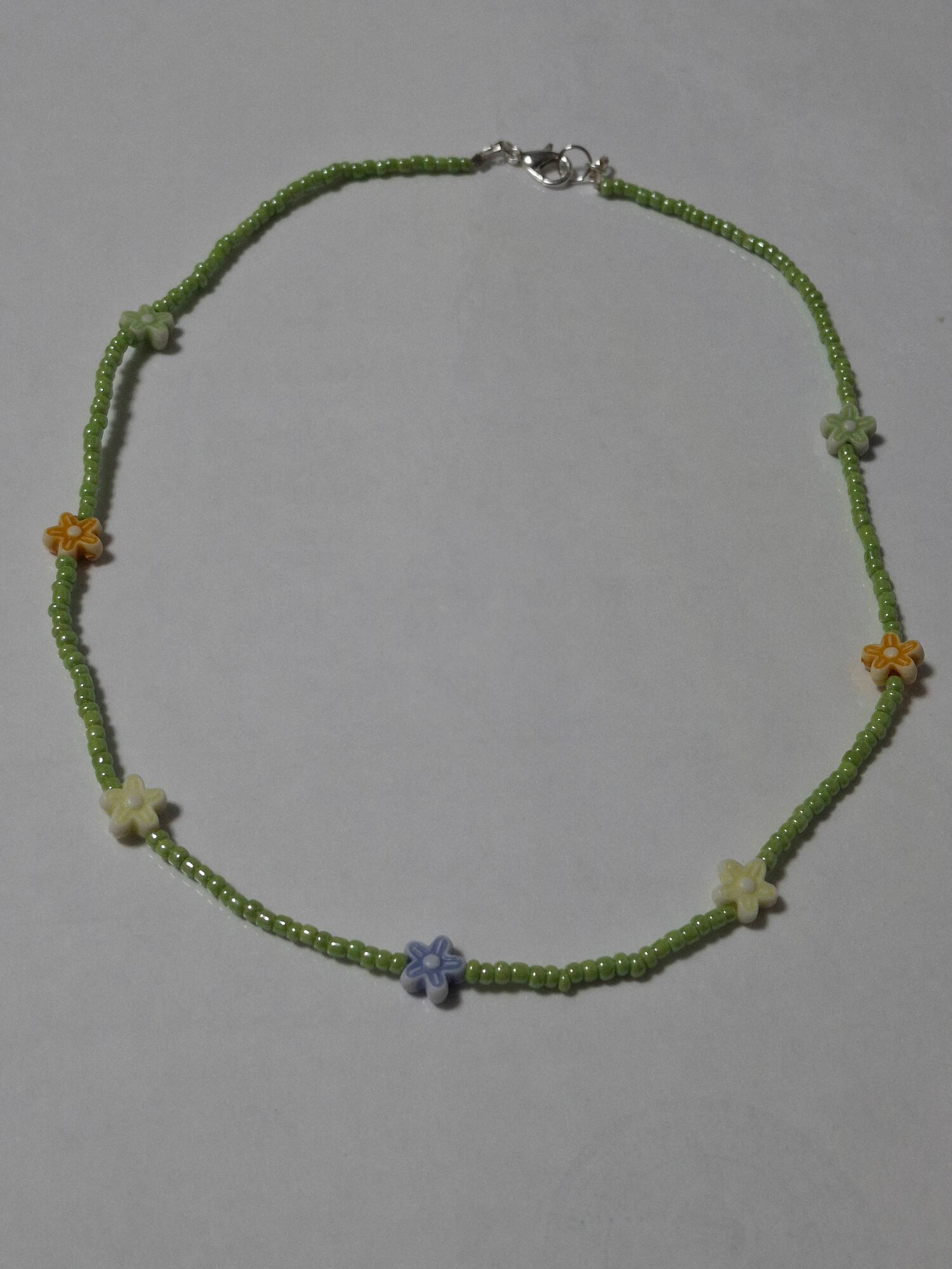 Цепочка из бисера с ромашками