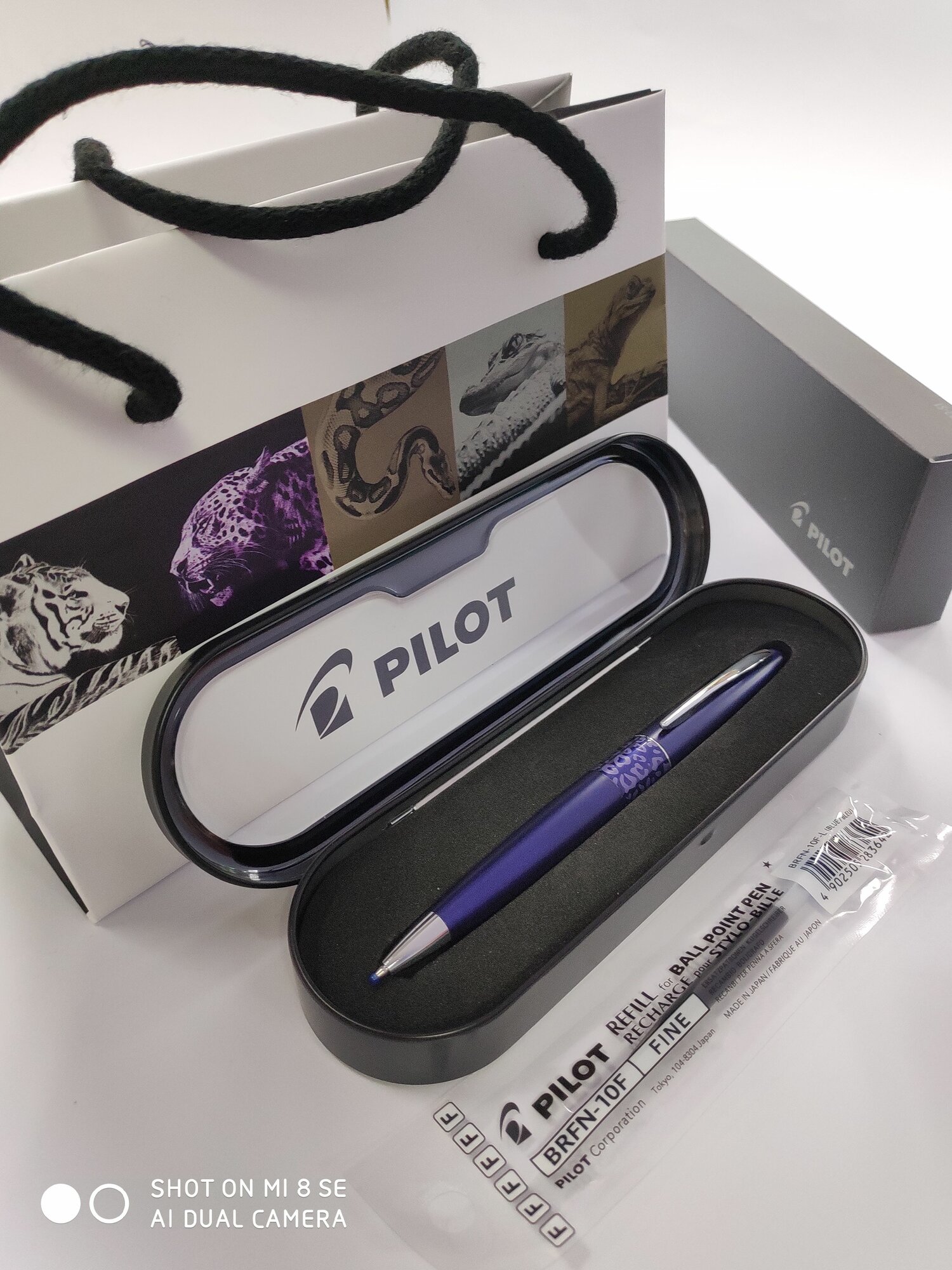 Ручка шариковая Pilot в подарочной упаковке с запасным стержнем "МR2" синий леопард.