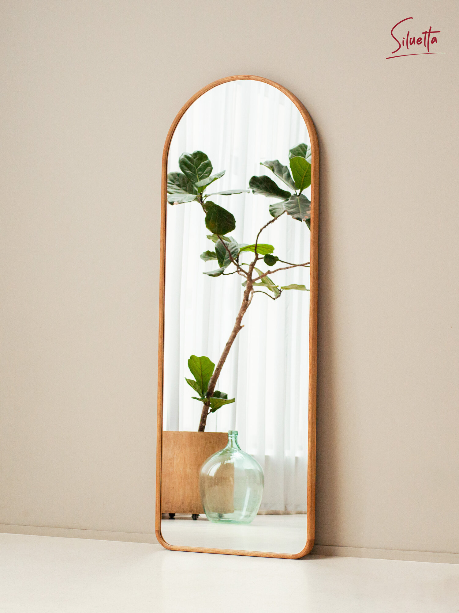 Арочное зеркало Venice в деревянной раме из массива дуба от бренда Siluetta