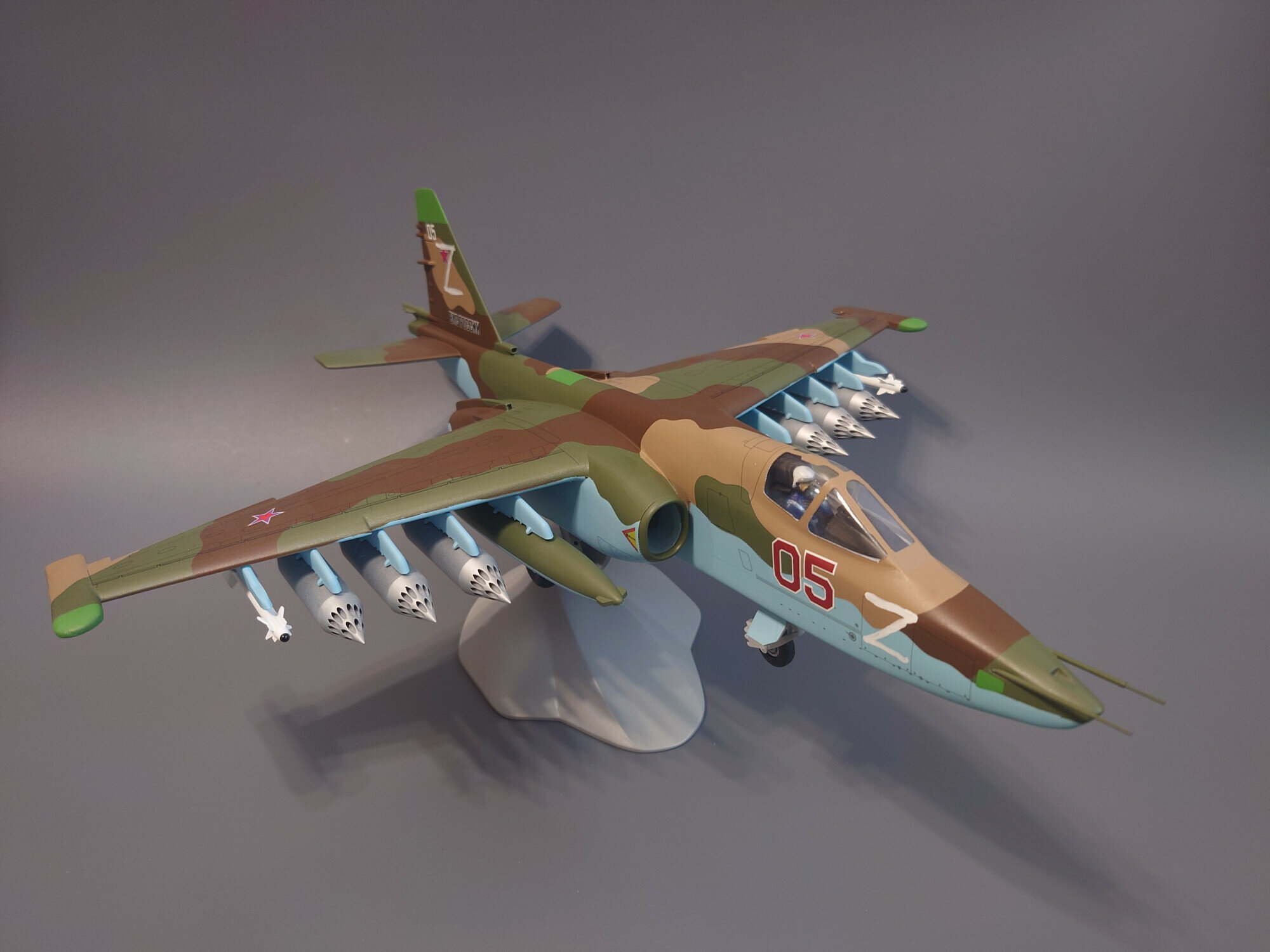 Самолет СУ-25 (Камуфляж) (Z) (С шасси) [Готовая модель] (1:32) [RF-94681, 05]