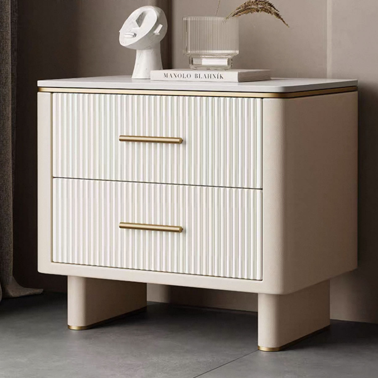 Интерьерная прикроватная тумбочка обитая искусственной кожей с керамической столешницей Midoulen (молочный)