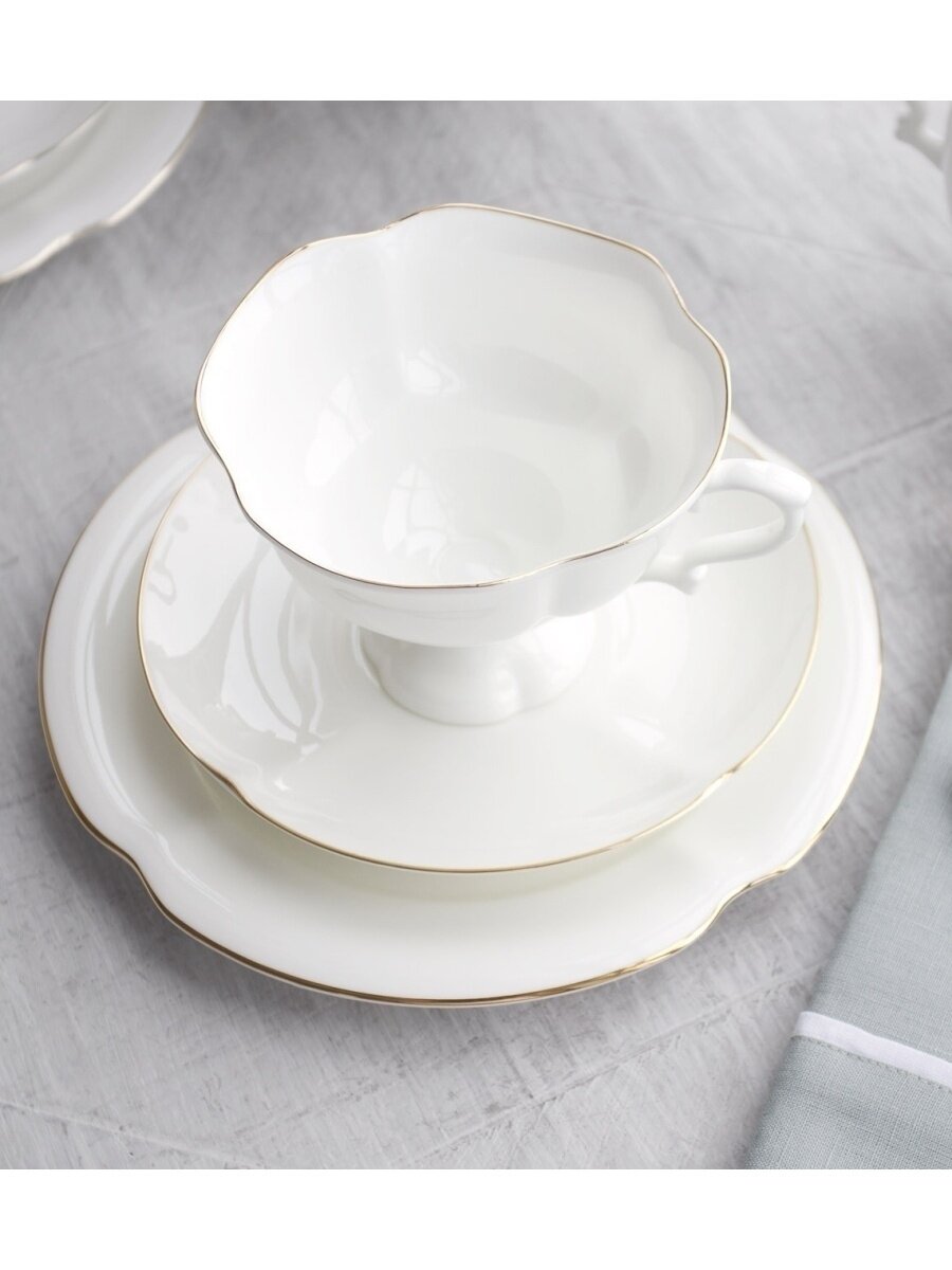 Комплект чайный. Чайная пара с десертной тарелкой. Императорский фарфоровый завод ИФЗ. Форма "Наташа", рисунок "Золотая лента". Костяной фарфор. 240 мл.