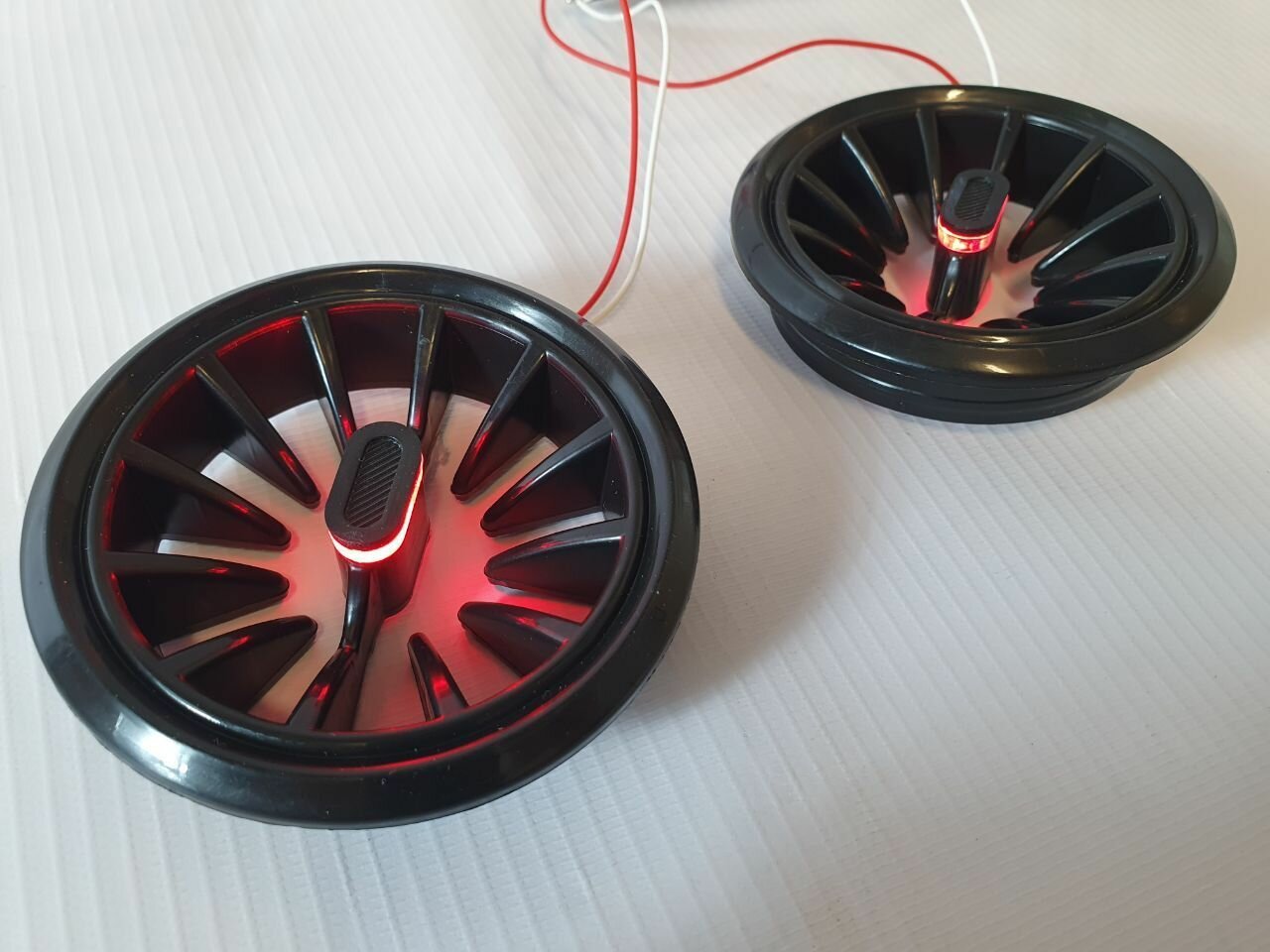 Дефлектор воздуховода (2 шт) в стиле AMG на Гранту, Калину 2, Датсун (красная подсветка)