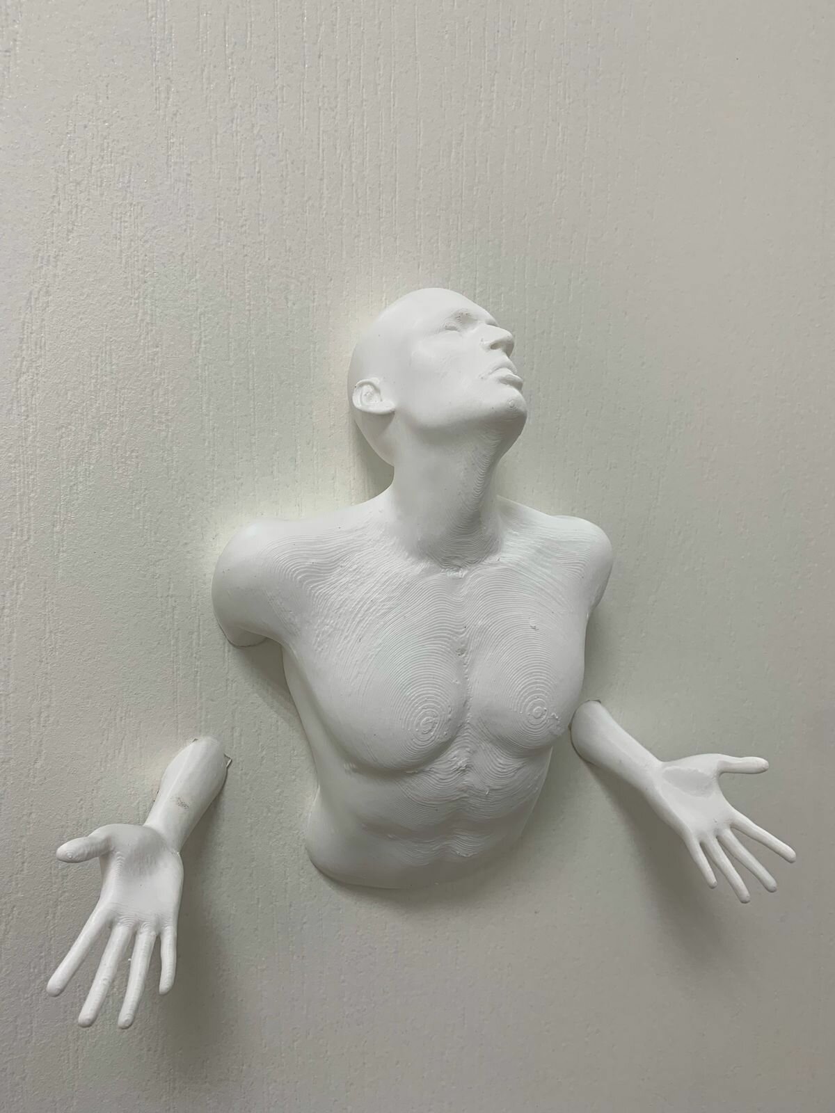 Статуэтка - Мужчина в стене белый