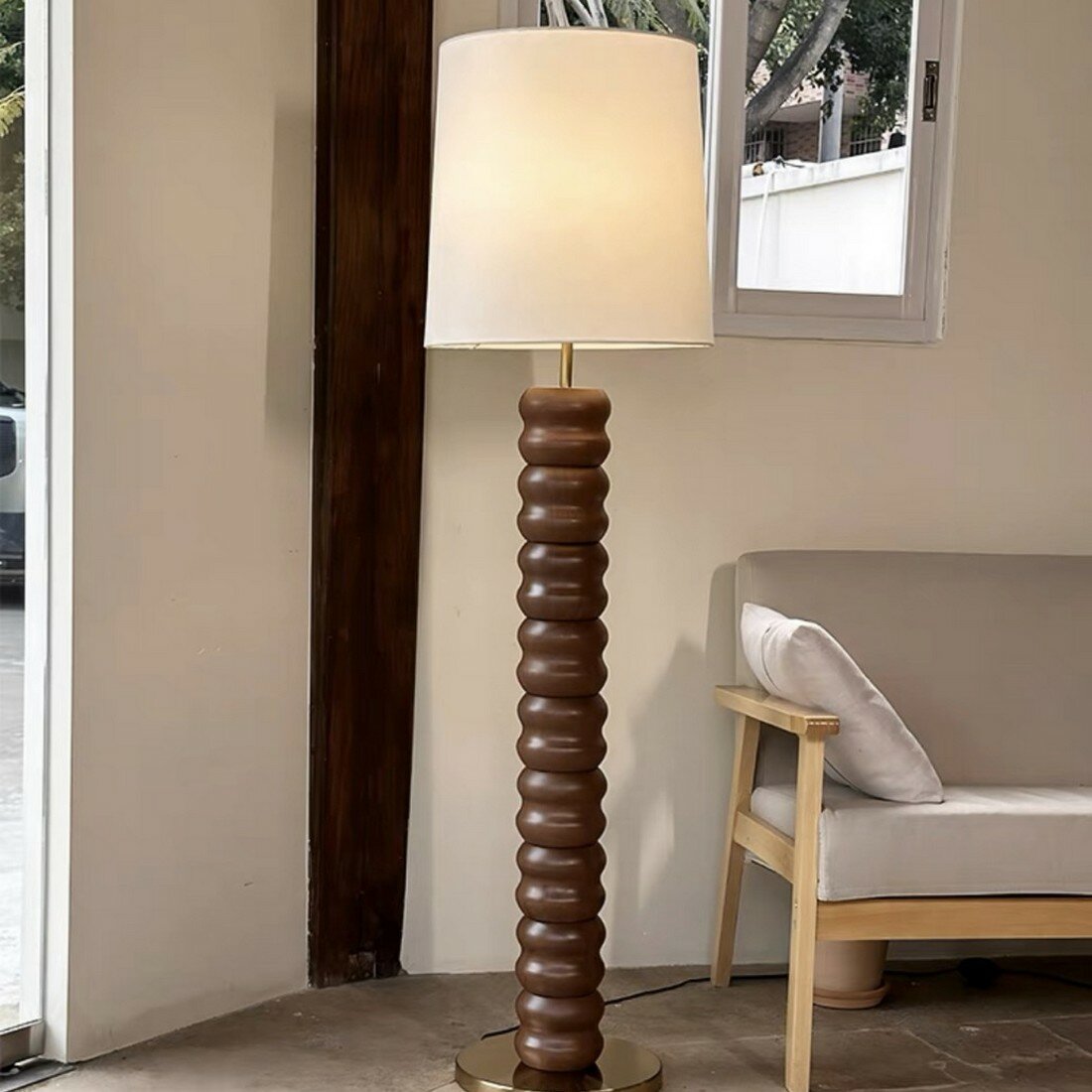 Интерьерный торшер с металлическим основанием Elenoir (Основание черный орех дерево / абажур бежевый)