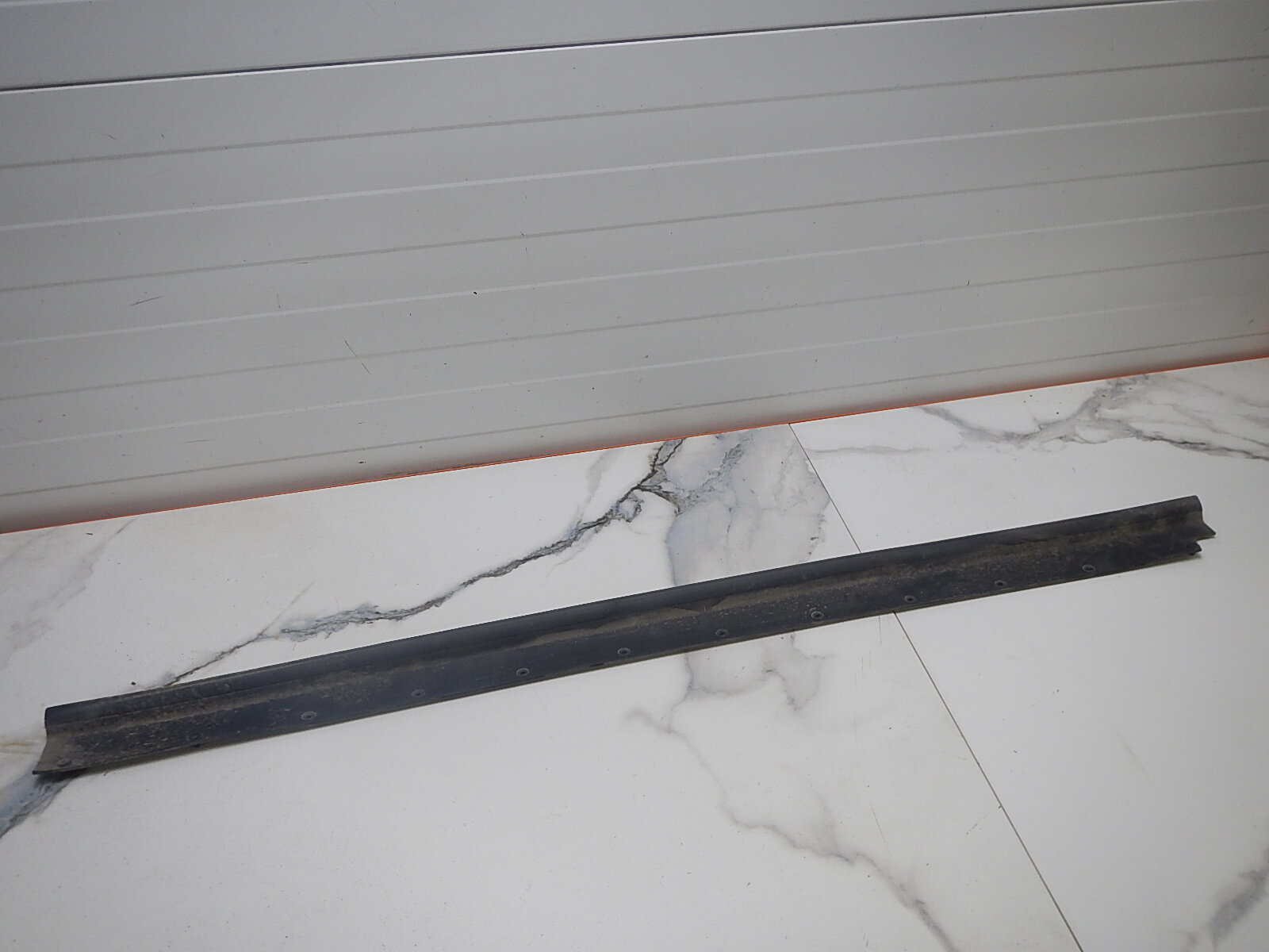 Б/У Уплотнитель двери передней левой, EXEED (Эксид)-TXL (21-) EXEED TXL (21-) нижний Потертости. 613218 EXEED арт. 554000...