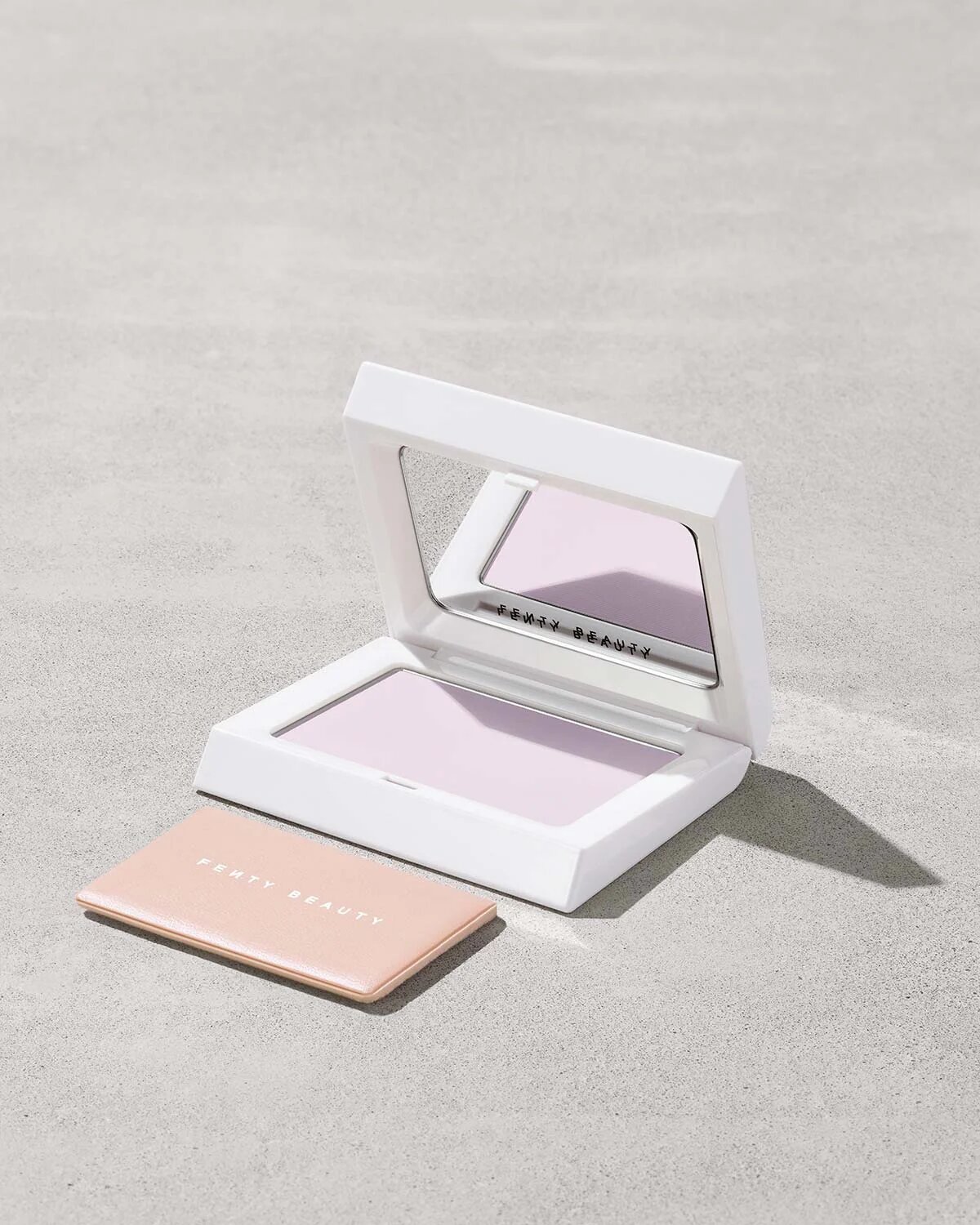 Пудра Fenty Beauty матирующая Bright Fix Instant Brightening + Blurring Powder, 01 Lavender