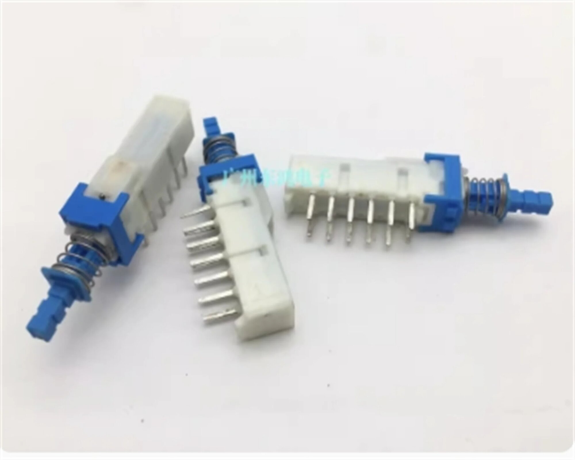Самоблокирующийся переключатель ALPS 2X6