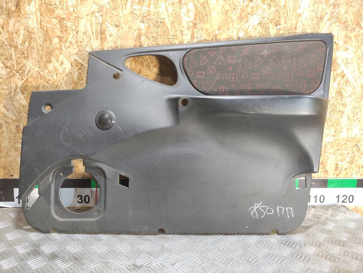 Обшивка двери передней правой VAZ NIVA 21236102012