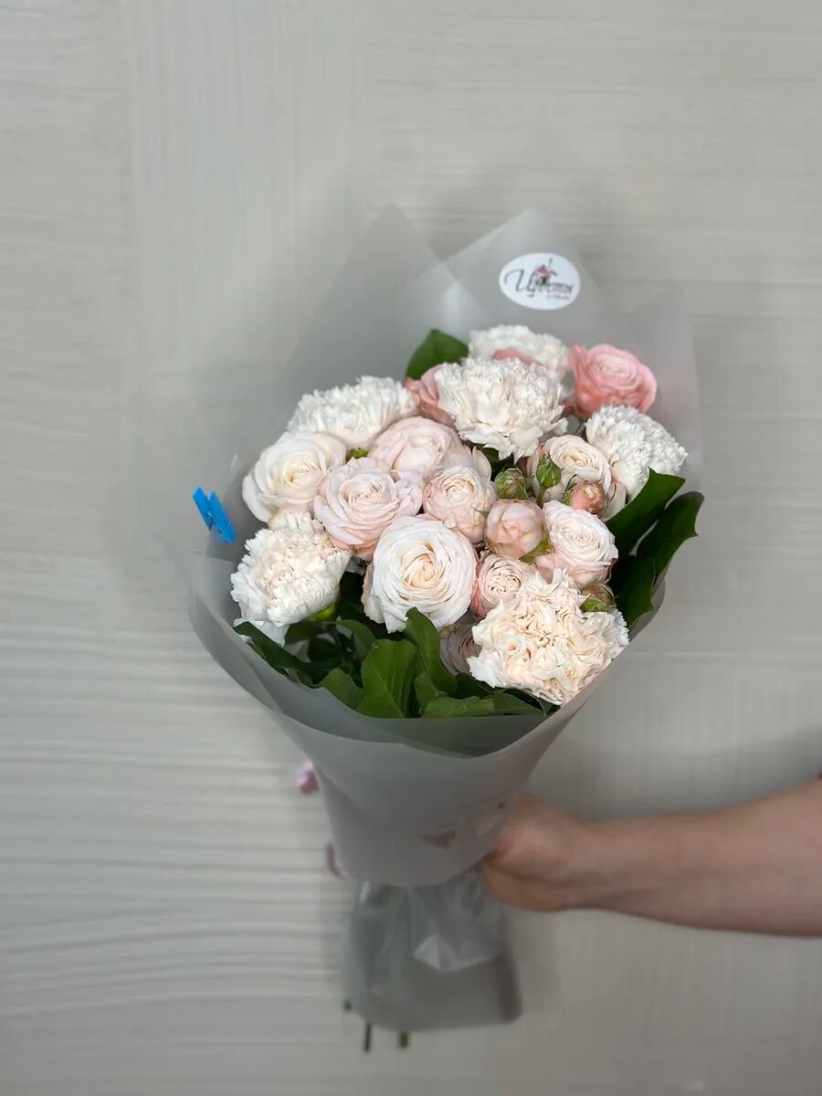 Букет цветов "Кустовая роза и гвоздика", пастельные оттенки, высота 50см, 12цветов