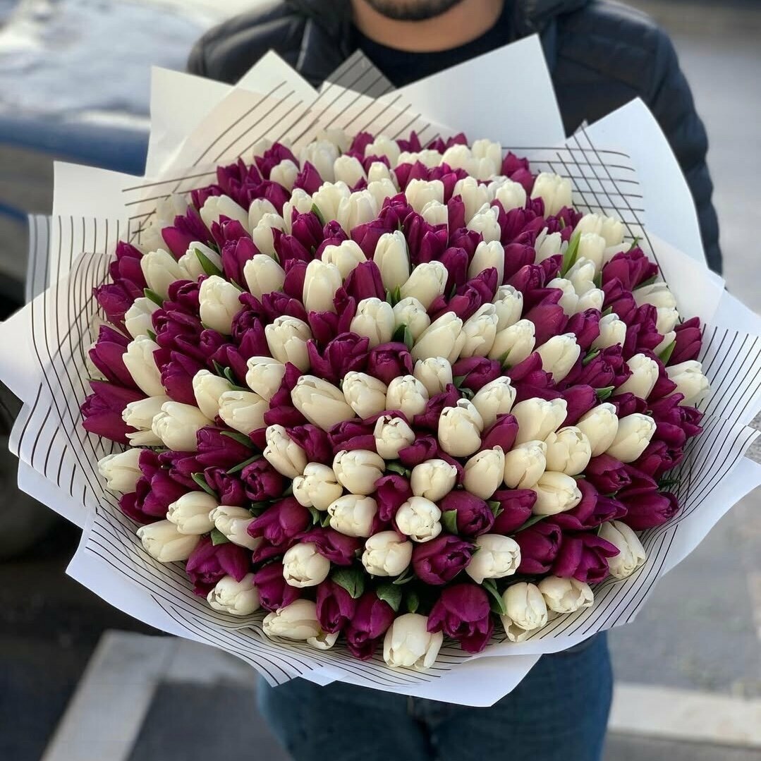 Букет из белых и фиолетовых тюльпанов 201 шт, красивый букет цветов, шикарный, премиум цветы, премиум букет