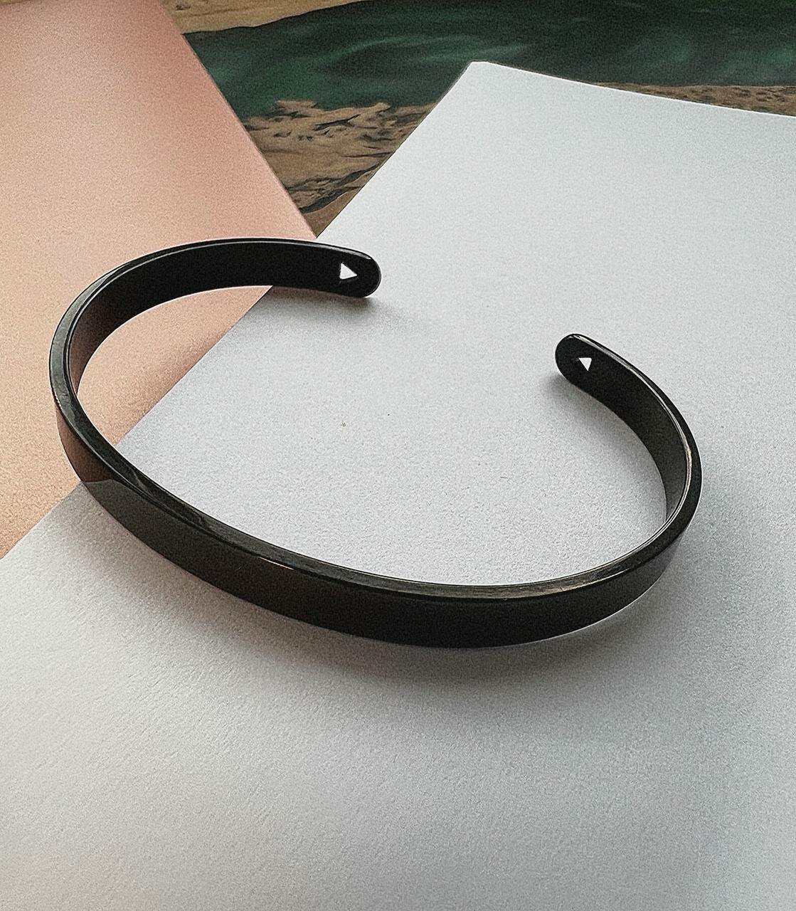 Жесткий браслет