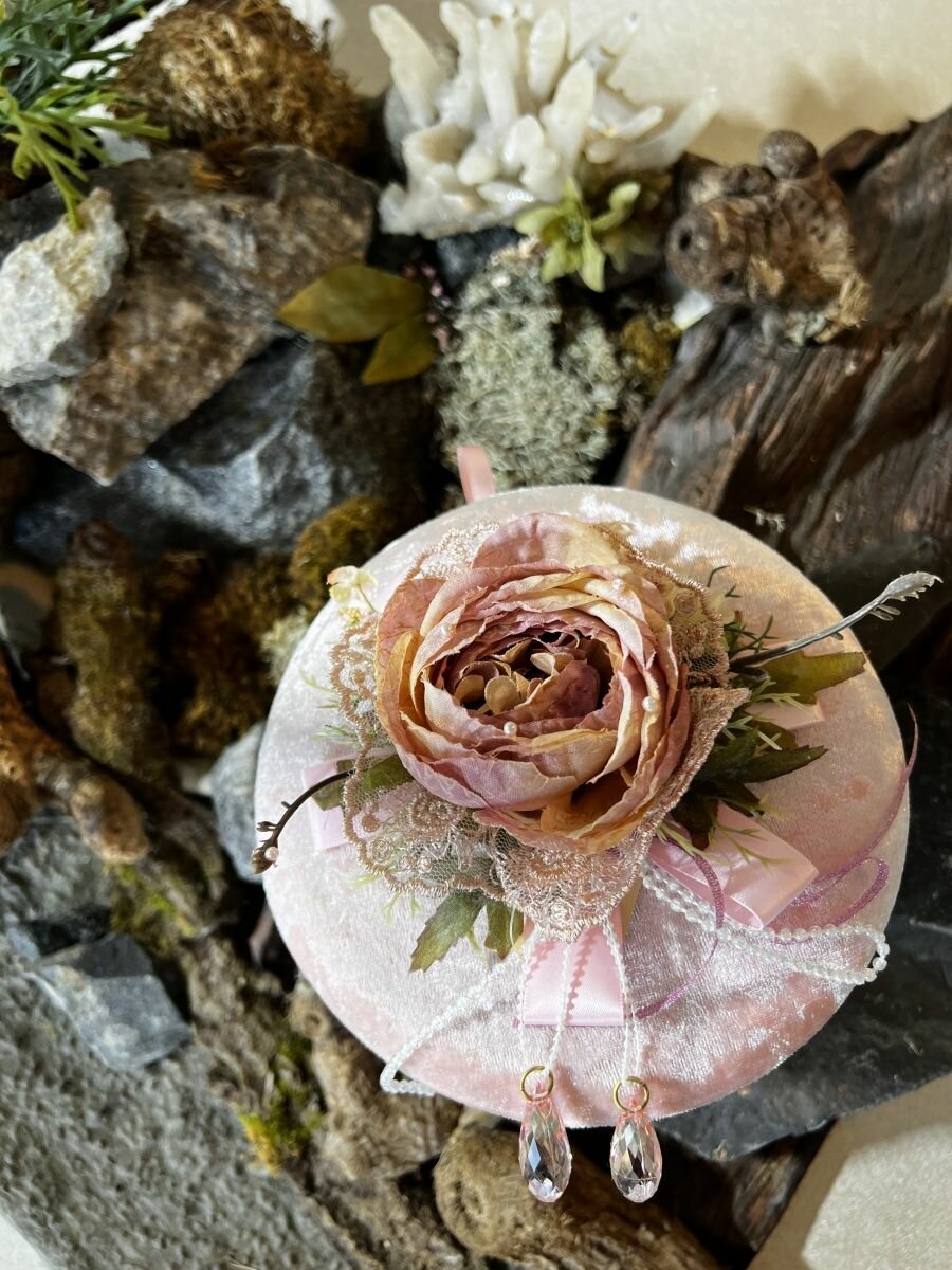 Шкатулка Ajourele B-1138-PINK, круглая, бархат, ручная работа, 18x18 см — фото 1