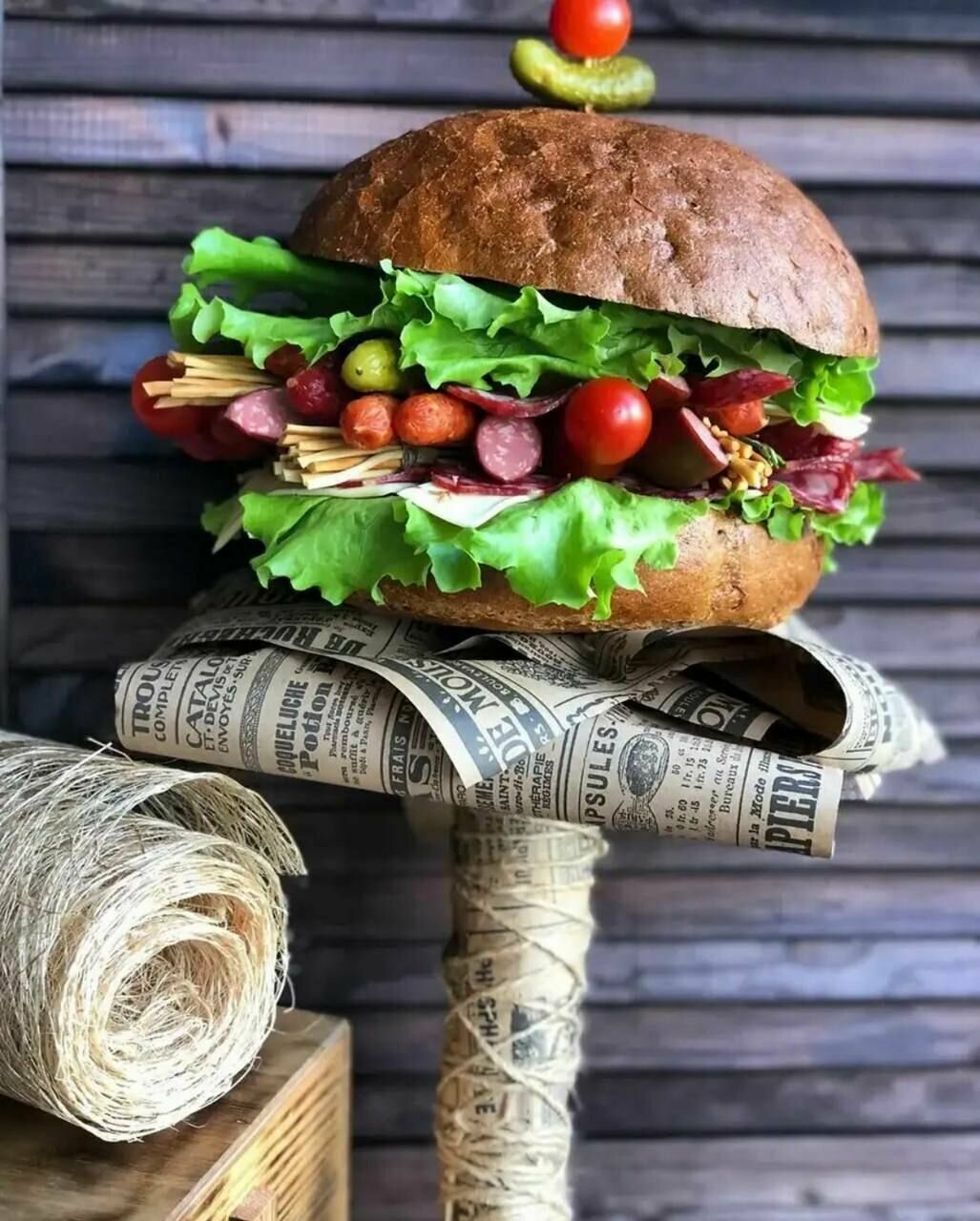 Большой бургер с колбасой