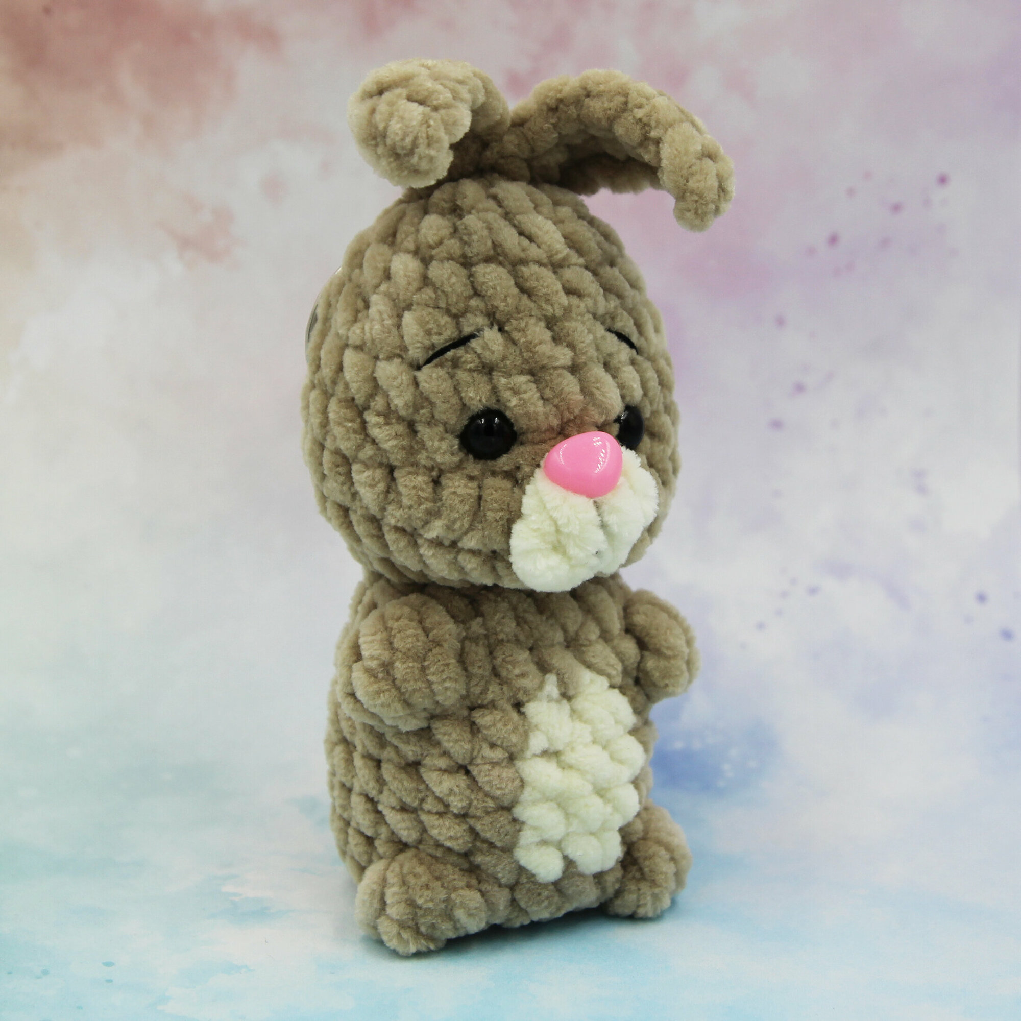 Вязаный Кролик 11 см. Игрушка-брелок ручной работы KNT553