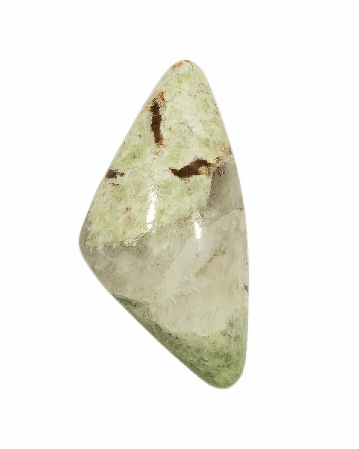 Кабошон из хромдиопсида размером 34х17х6 мм.