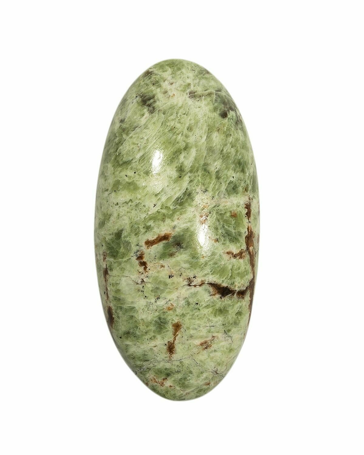 Кабошон из хромдиопсида размером 46х22х8 мм.