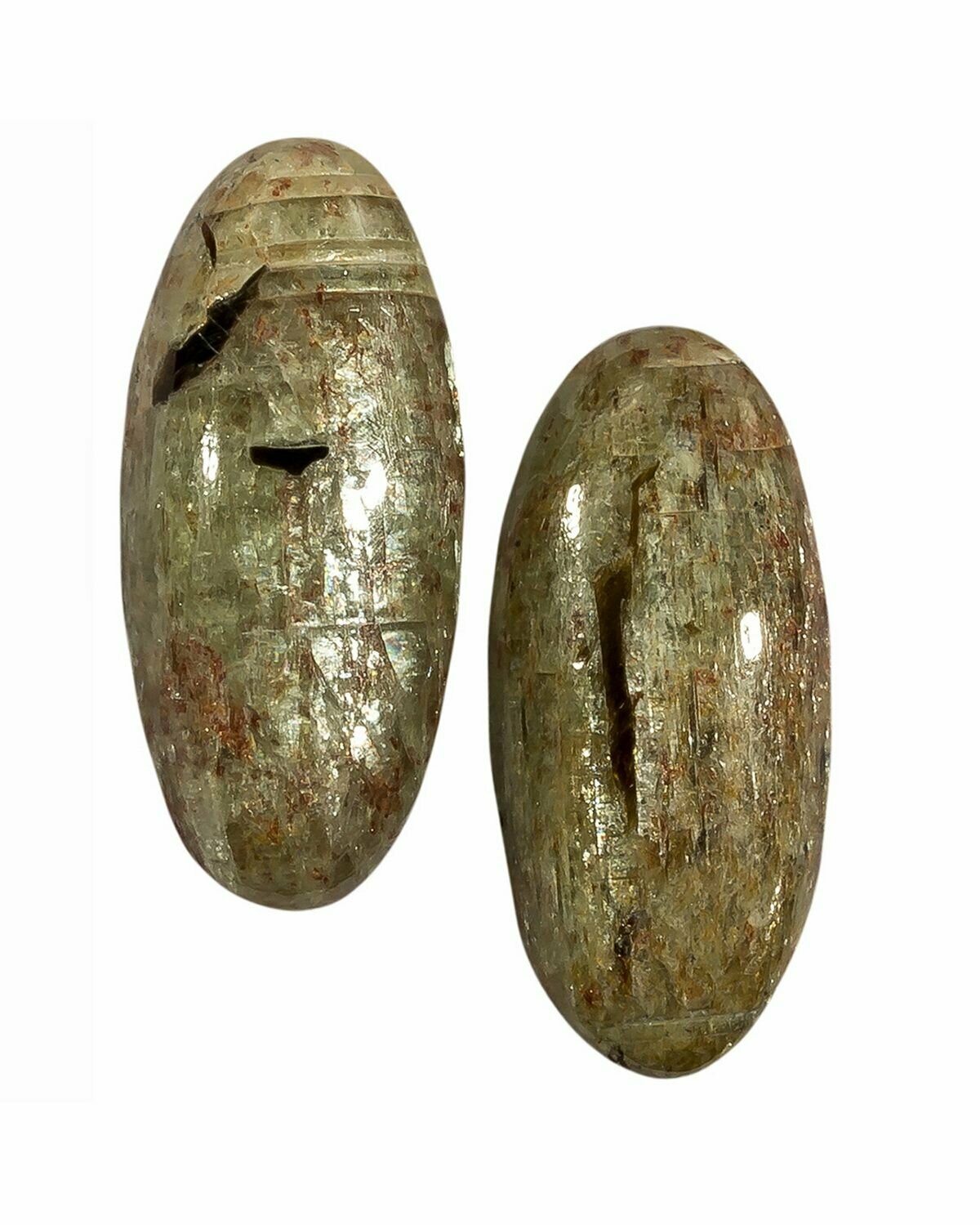 Пара кабошонов из кианита размером 30х14х7 мм. На стеклянной подложке.