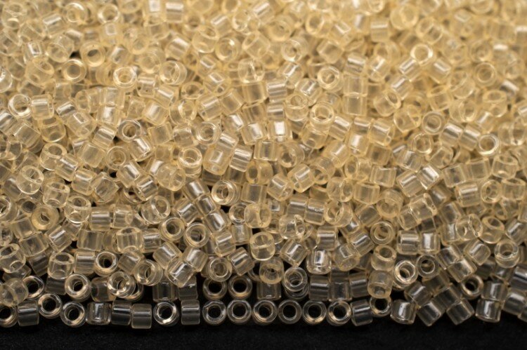 Бисер японский MIYUKI Delica цилиндр 11/0 DB-1409 бледный бежевый, прозрачный, 5 грамм