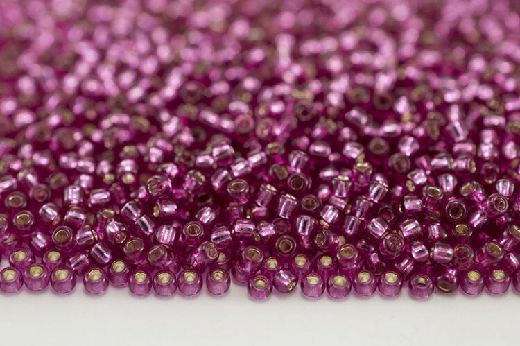 Бисер японский TOHO круглый 15/0 #2218 розово-лиловый, серебряная линия внутри, 10 грамм