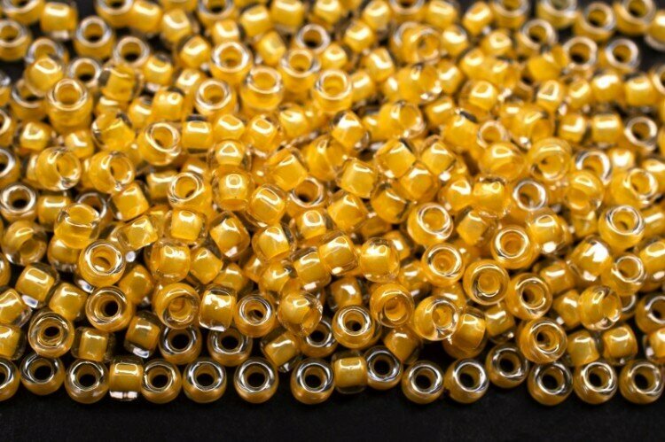 Бисер японский TOHO круглый 8/0 #0983 хрусталь/заварной крем, окрашенный изнутри, 10 грамм