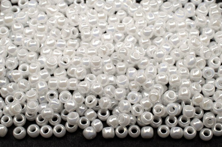 Бисер японский TOHO круглый 11/0 #0121 белый, глянцевый непрозрачный, 10 грамм