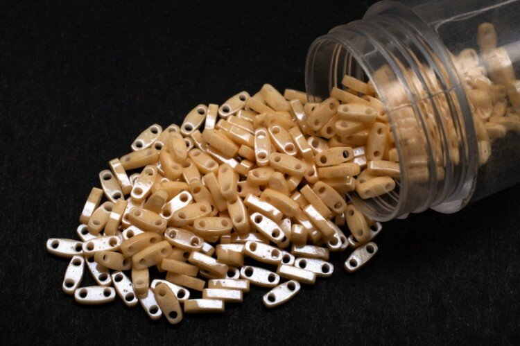 Бисер японский MIYUKI Quarter TILA #0593 бежевый, цейлон, 5 грамм