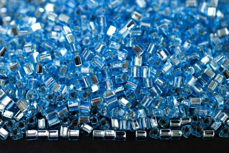 Бисер японский TOHO Triangle треугольный 11/0 #0023 аквамарин, серебряная линия внутри, 5 грамм