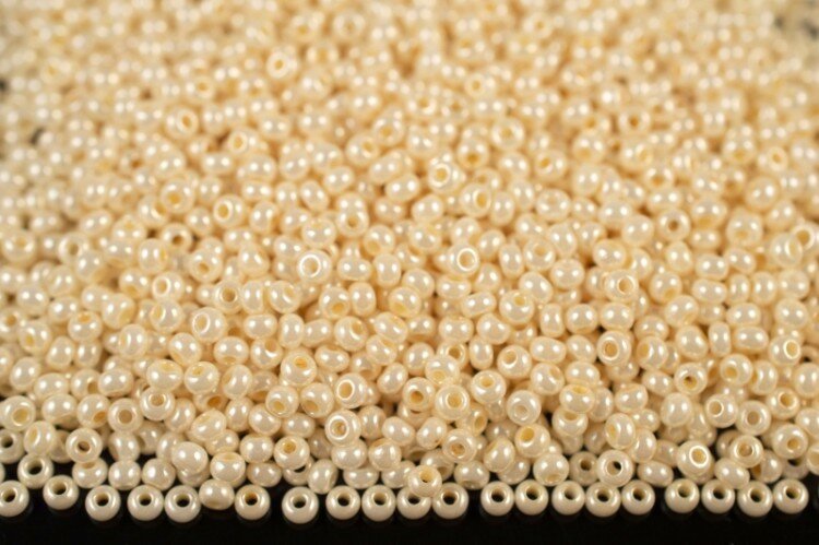 Бисер чешский PRECIOSA круглый 10/0 46113 кремовый непрозрачный, 20 грамм