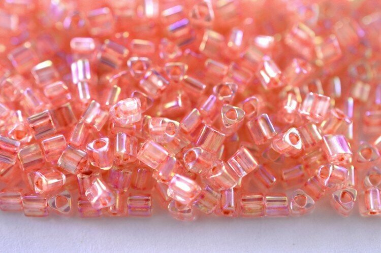 Бисер японский TOHO Triangle треугольный 11/0 #0779 хрусталь/лосось радужный, окрашенный изнутри, 5 грамм