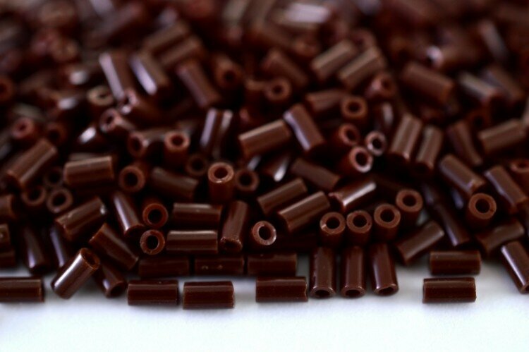 Бисер японский TOHO Bugle стеклярус 3мм #0046 коричневый, непрозрачный, 5 грамм